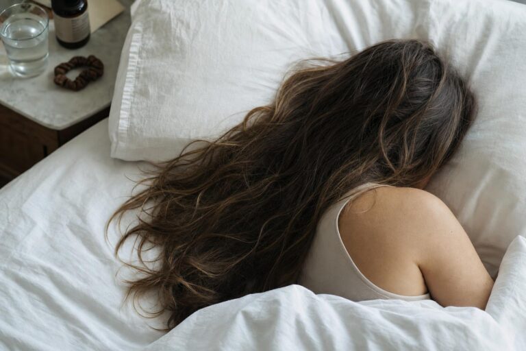 Capelli piatti o crespi al risveglio? L'errore che fai prima di dormire ...